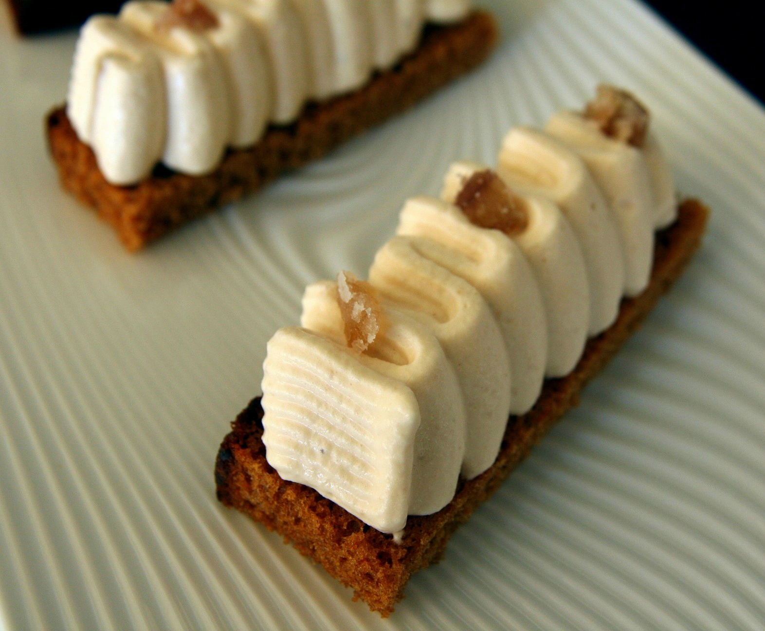 Amuse-bouche de fête : pain d'épices et chantilly de foie gras au gingembre