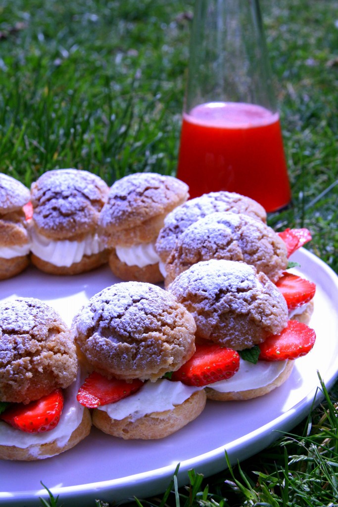 Couronne de choux aux fraises et chocolat blanc, eau de fraise