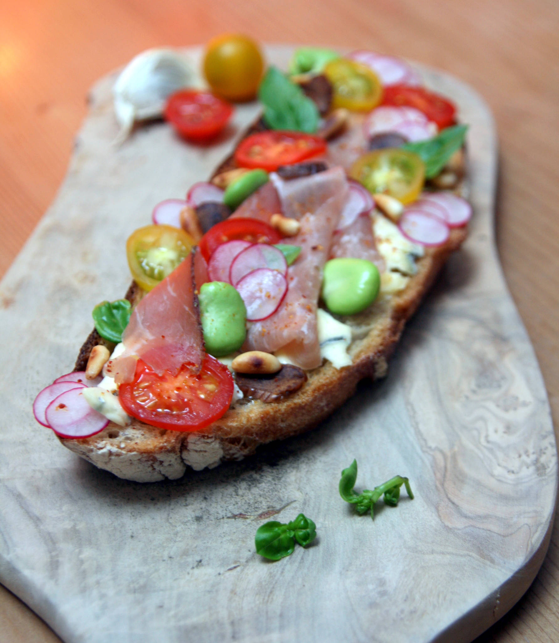 Tartine printanière : bleu de Bresse, speck, petits légumes de ...