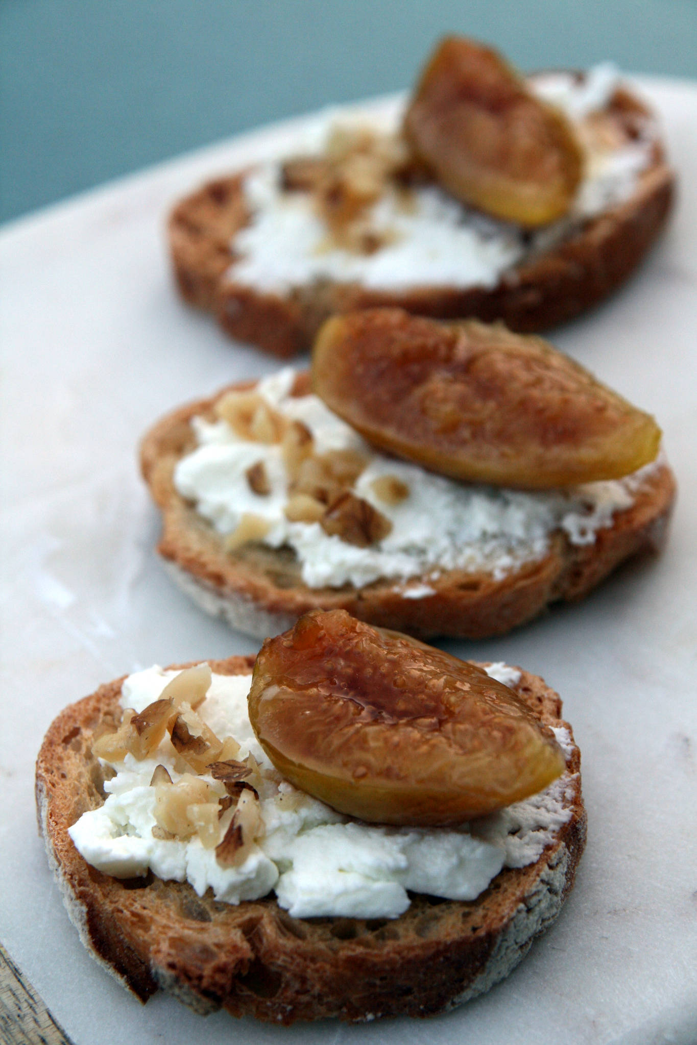 Toasts de brebis et figue rôtie au miel